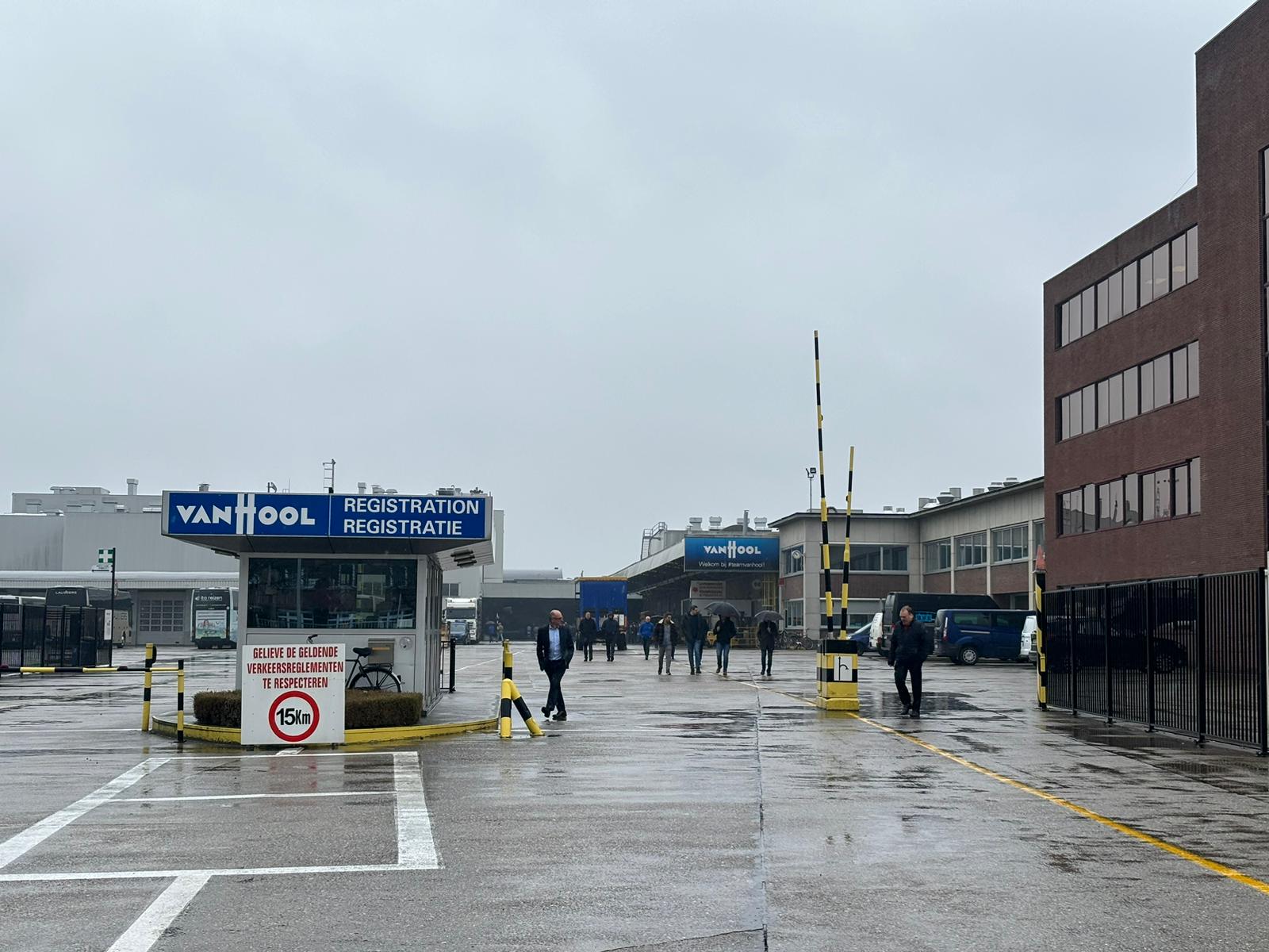 Vakbonden reageren op nieuws Van Hool: "Wij zullen vechten voor onze ...