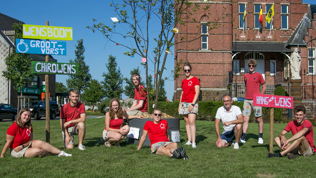 Chirojongens Groot-Vorst fleuren gemeente op met wensboom | RTV