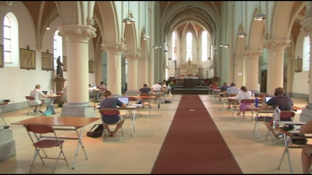 Studeren in Duffelse kerk: "Klokken helpen me bij planning" | RTV