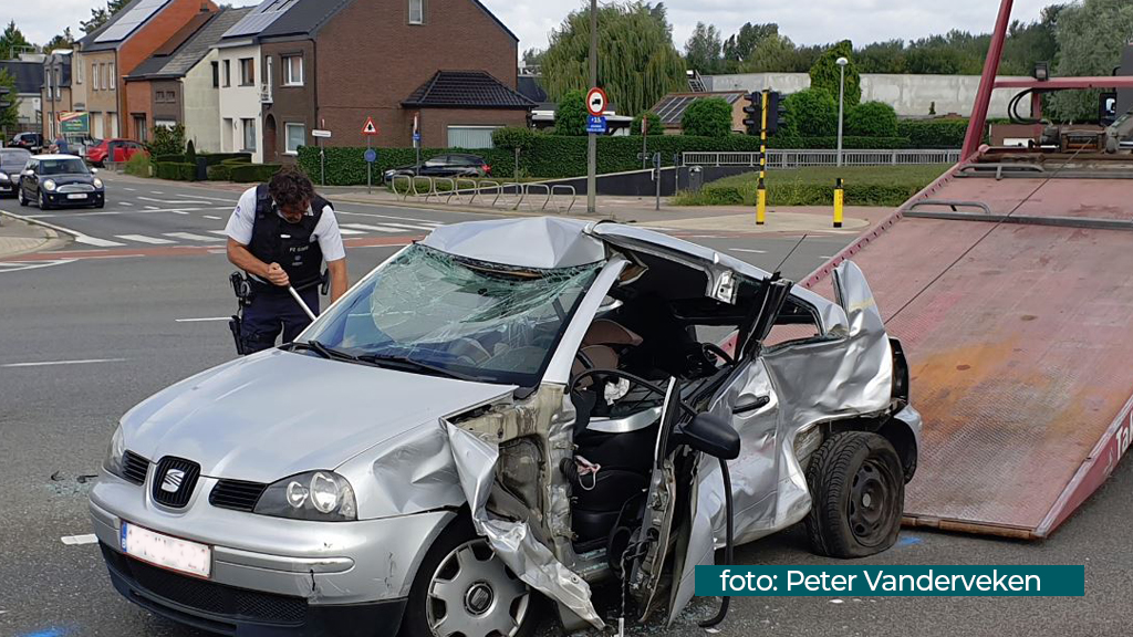 4 gewonden bij botsing op kruispunt in Mol | RTV
