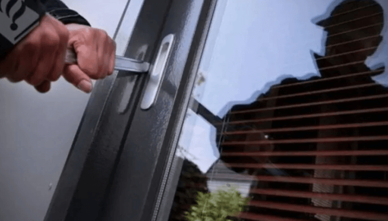 Bewoner betrapt inbreker bij woninginbraak op Larumsebrugweg | RTV