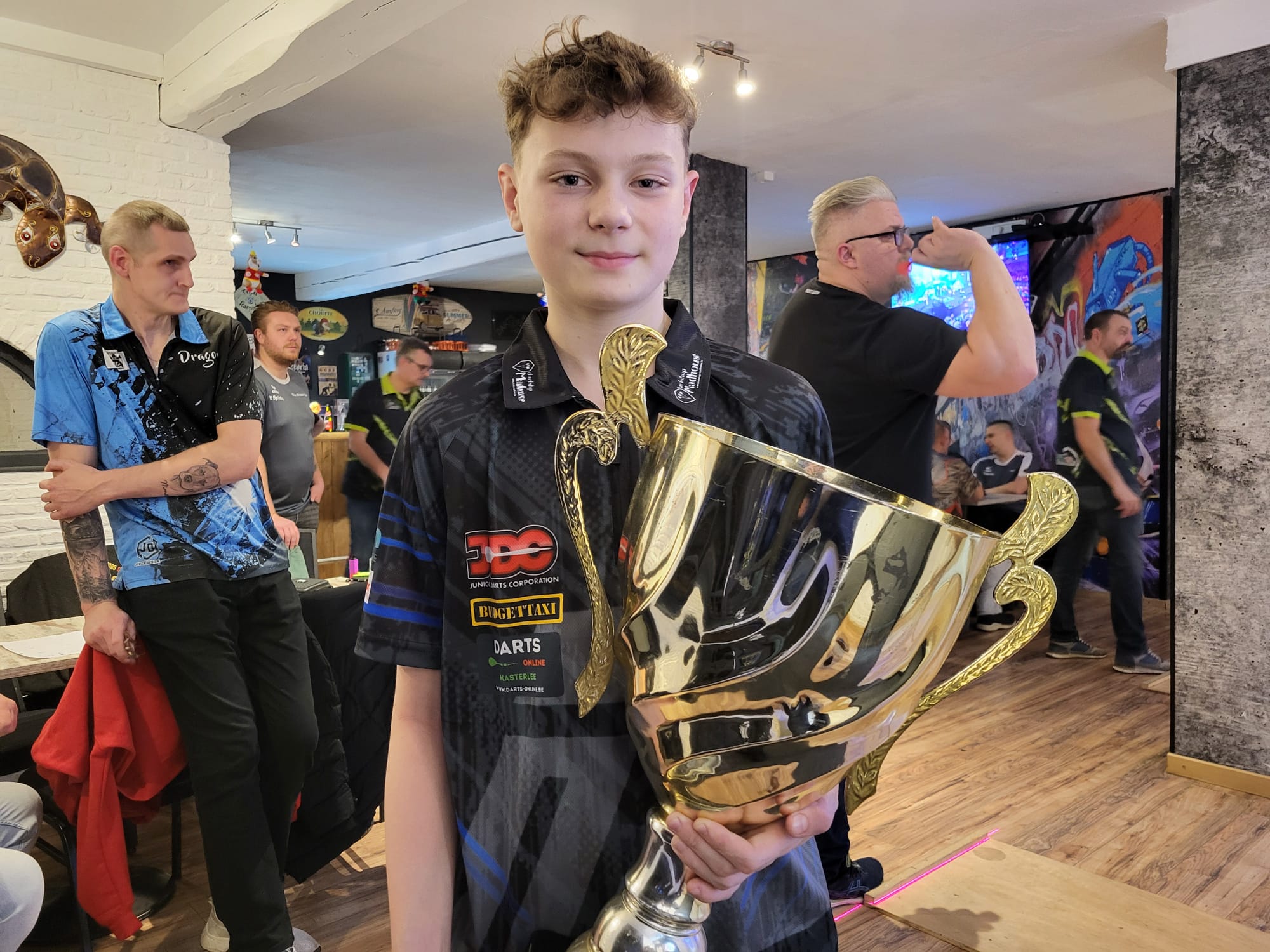Rijkevorsel heeft een wereldkampioen: Lex Paeshuyse jongste winnaar WK darts | RTV
