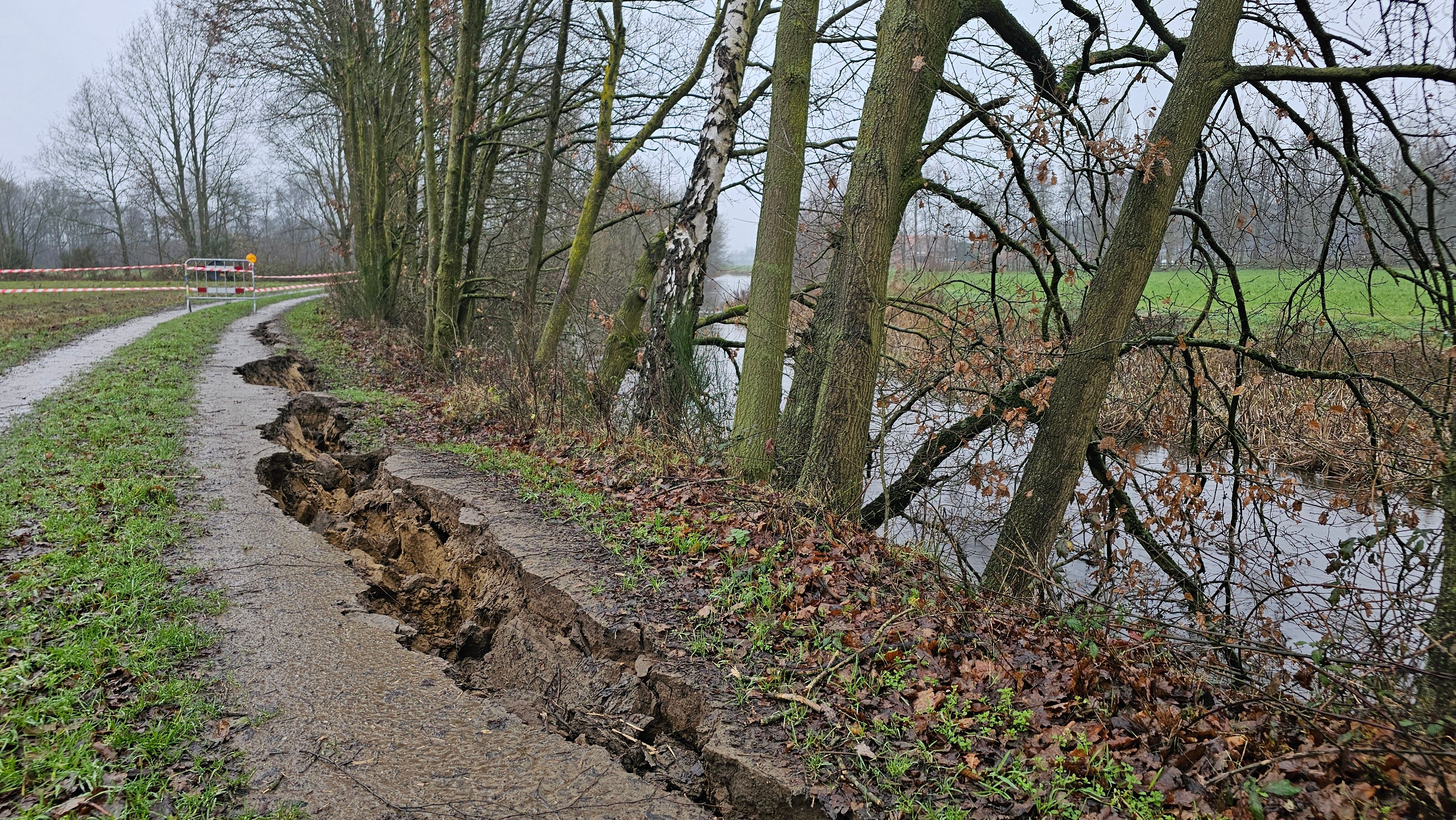 25 meter lange scheur in oever van de Aa, wandelpad afgesloten | RTV