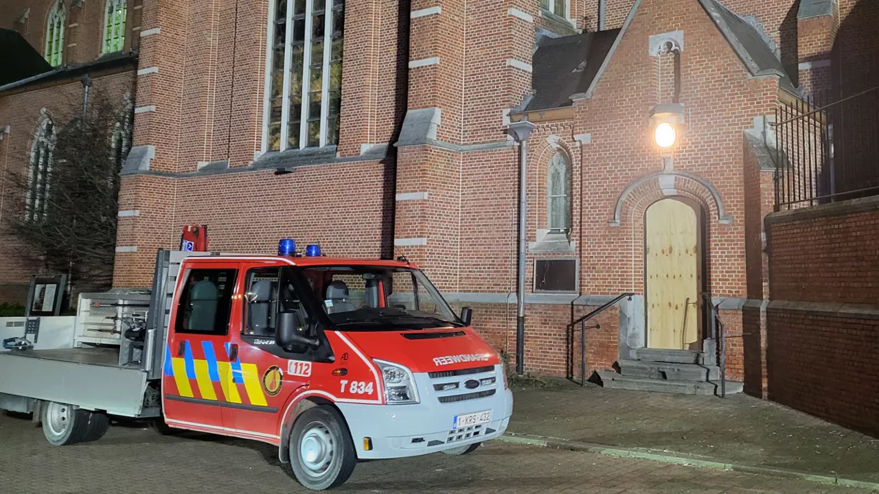 Dader vuurwerk kerkdeur Beerse opgepakt | RTV
