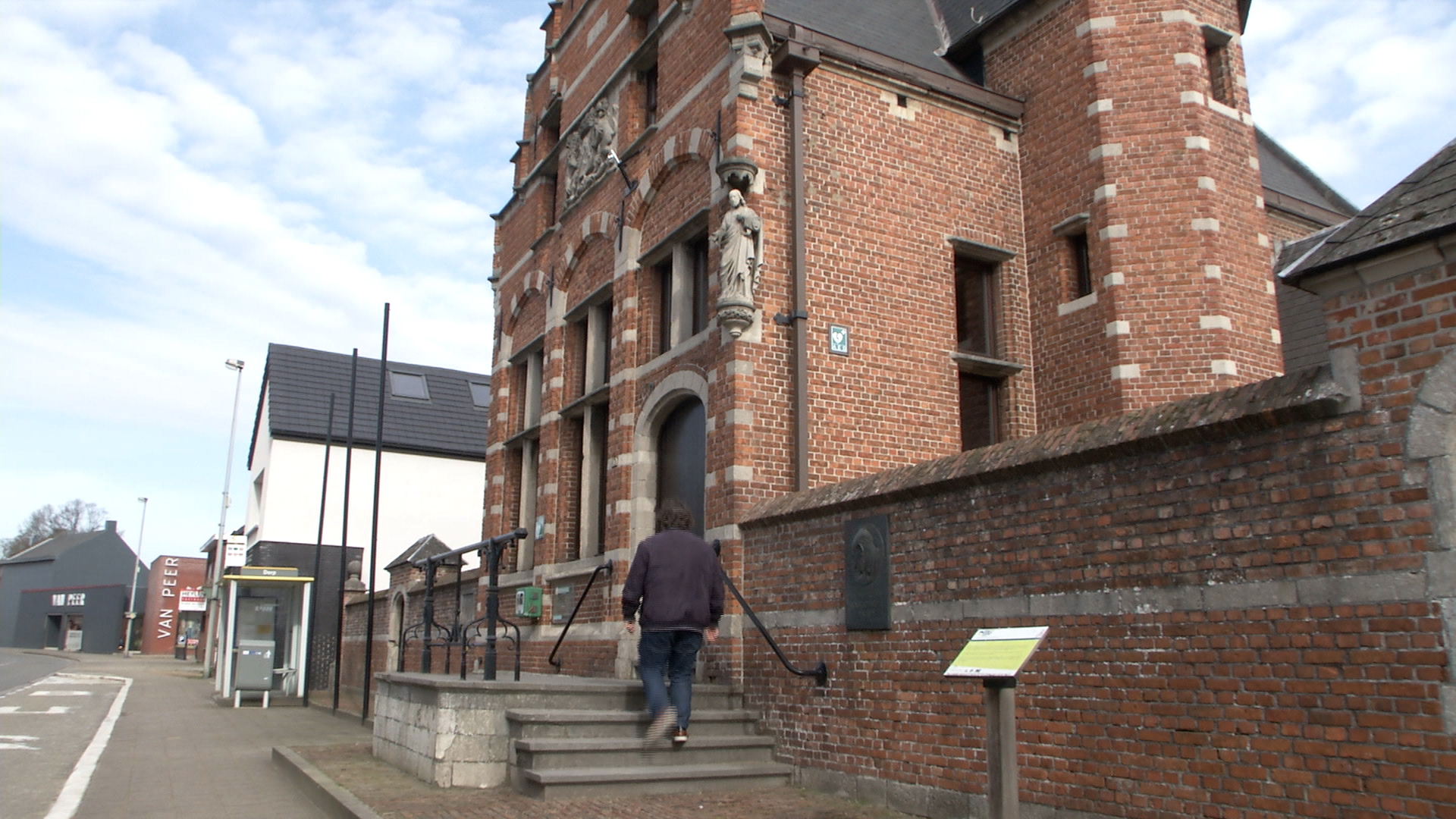 Welke toekomst krijgt het oude gemeentehuis van Poederlee? | RTV