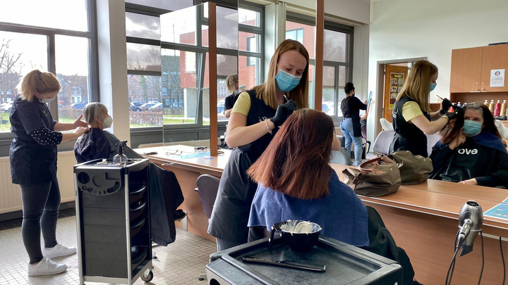 Lierse kappersopleiding opnieuw met echte modellen | RTV