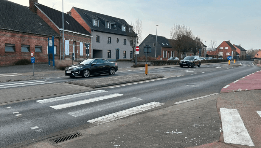 Kind van 11 jaar zwaargewond na aanrijding in centrum van Poederlee | RTV