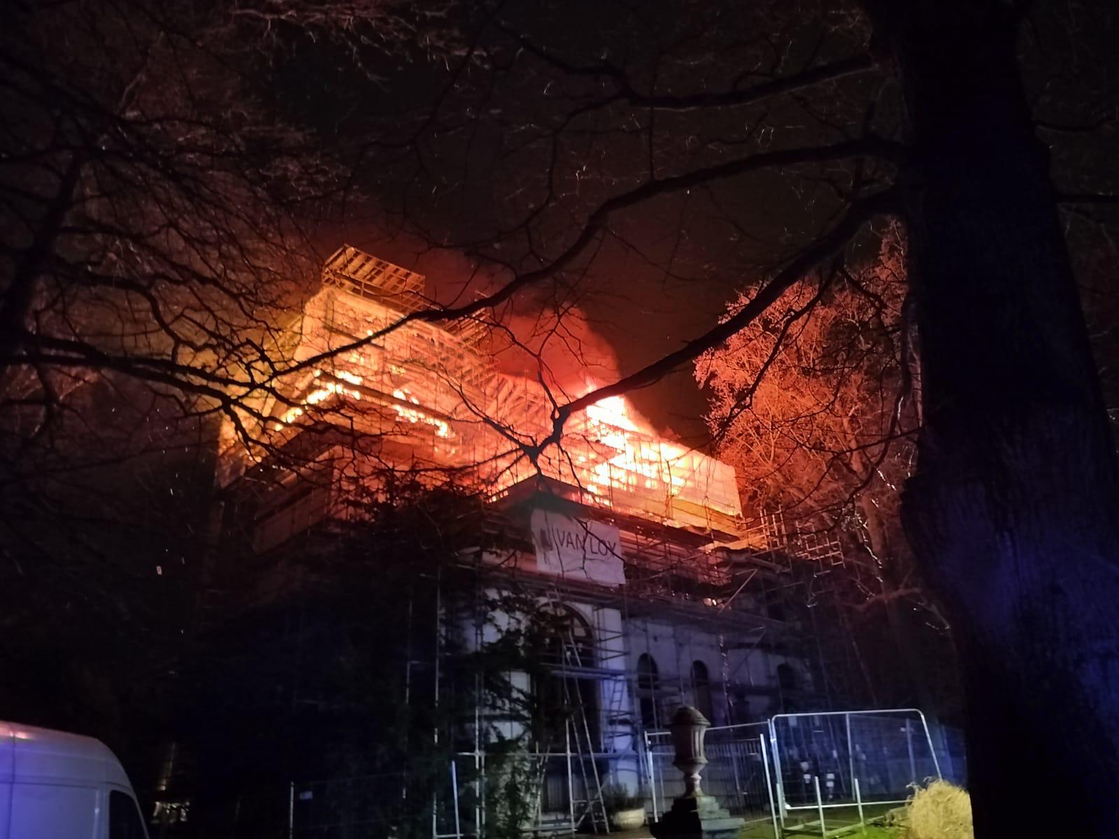 Uitslaande brand in Kasteel Tivoli: dakstructuur is volledig verwoest | RTV