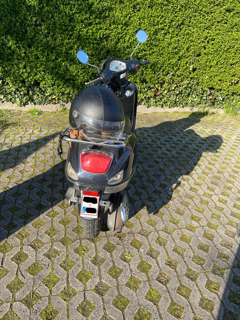 Politie haalt bromfietser van de E19-snelweg | RTV