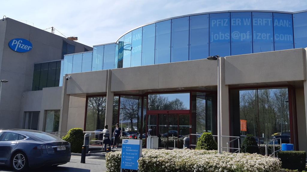Pfizer gaat familie personeel vaccineren | RTV