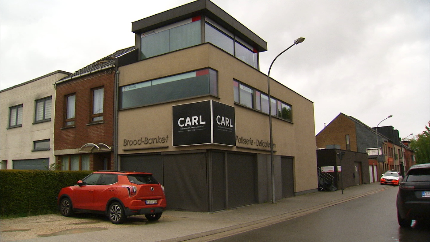 Gewapende overvallers nemen kassa van bakkerij Carl mee | RTV