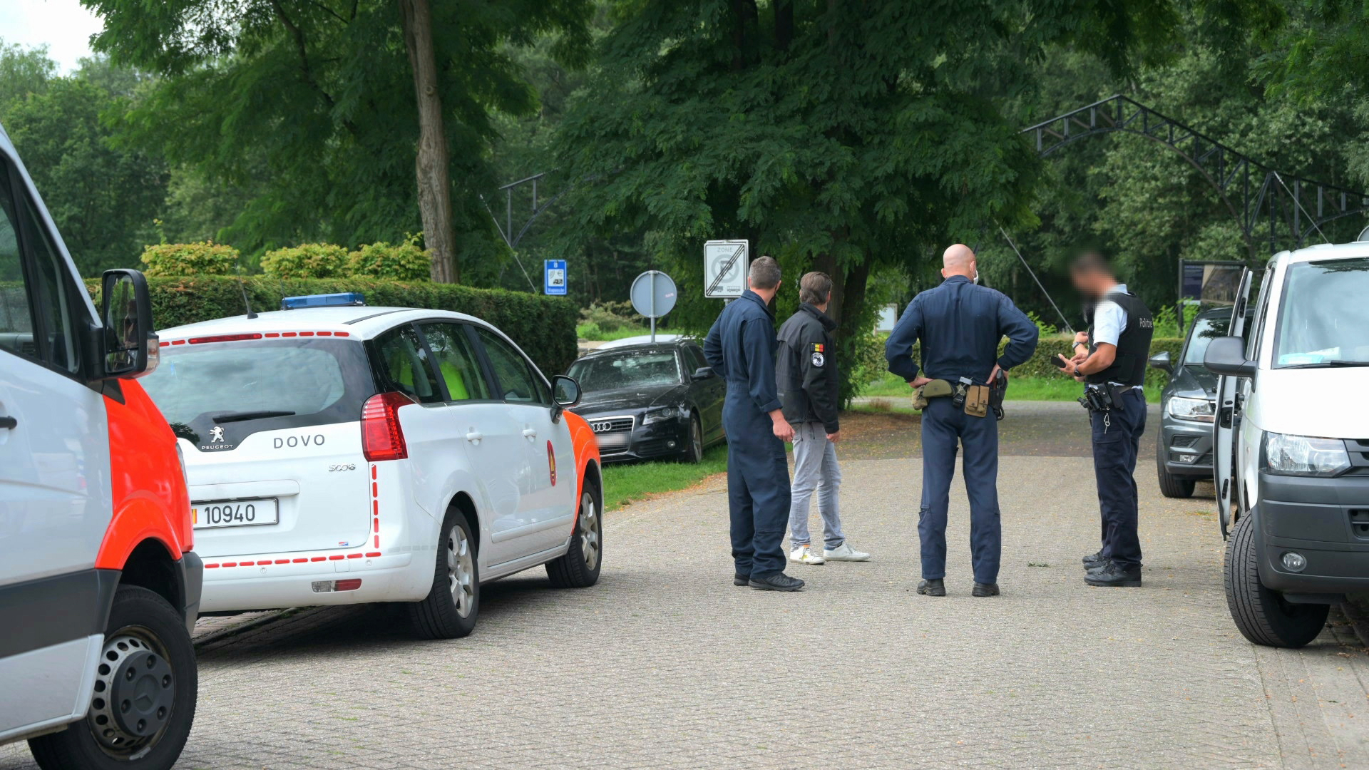 Onbekenden gooien gasfles naar wagen in Weelde-Statie | RTV