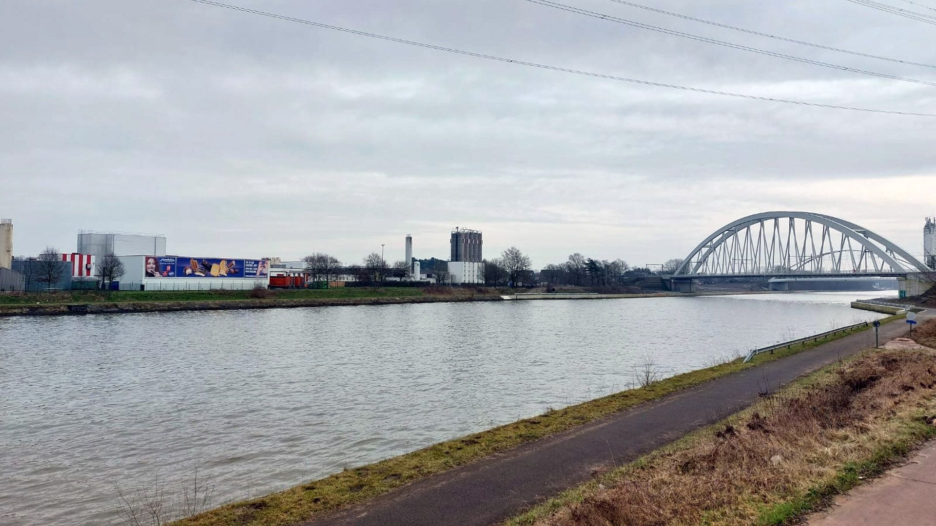 Oliespoor op Albertkanaal tussen Olen en Wijnegem | RTV