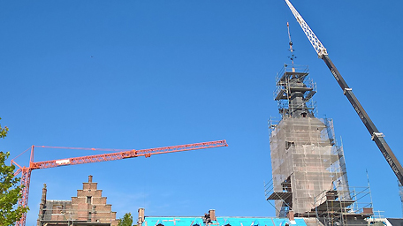 Piek staat terug op toren oude zwembad Mechelen | RTV