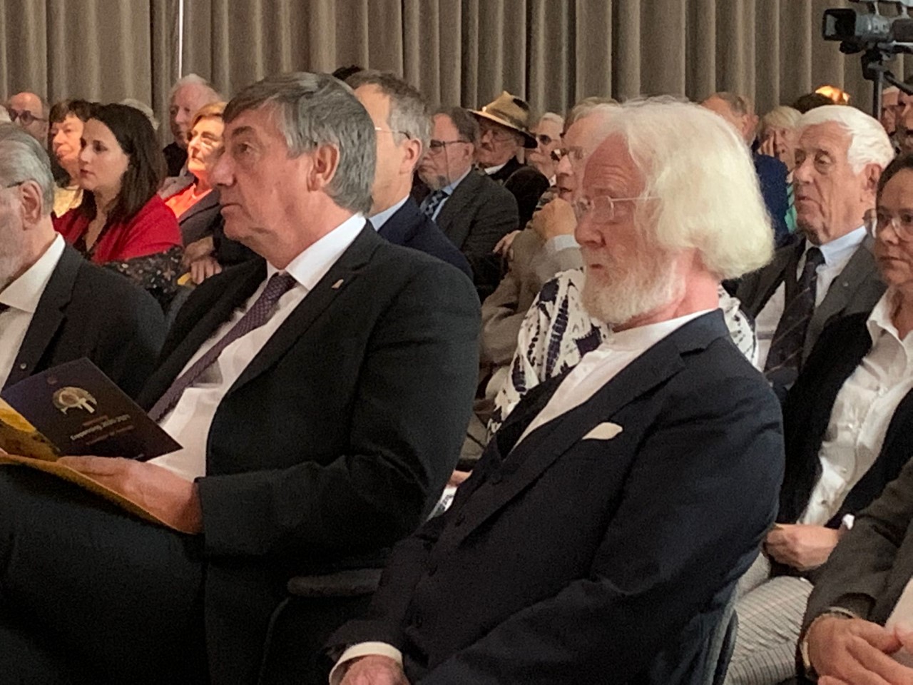 Jo Haazen krijgt erepenning Marnixring uit handen van minister ...