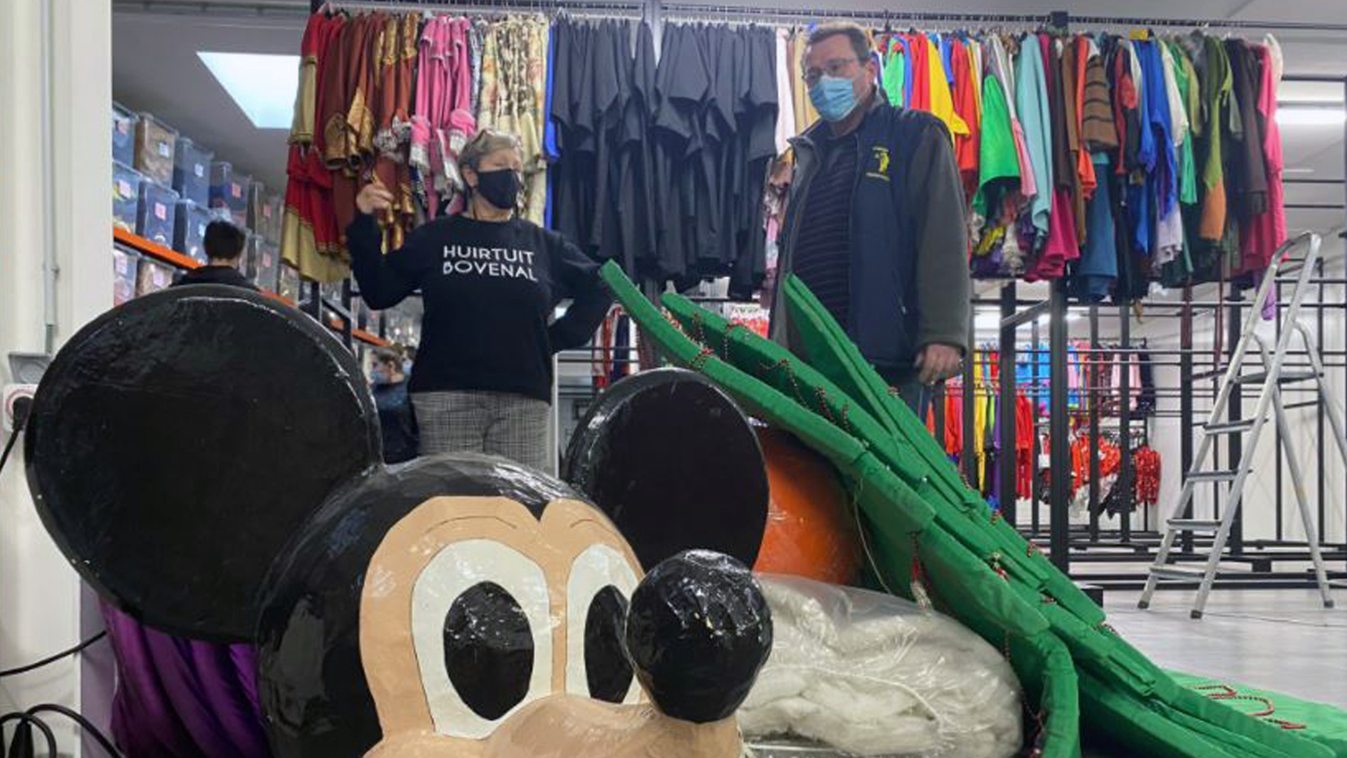 Peer Stoet verhuist: "Kostuummagazijn barst uit zijn voegen" | RTV