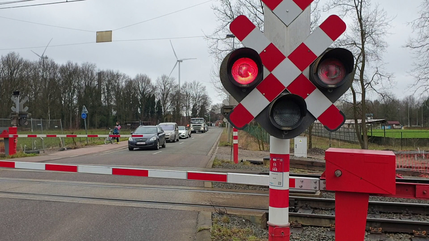Vast op de treinsporen? Gebruik de sticker op de paal aan de overweg | RTV