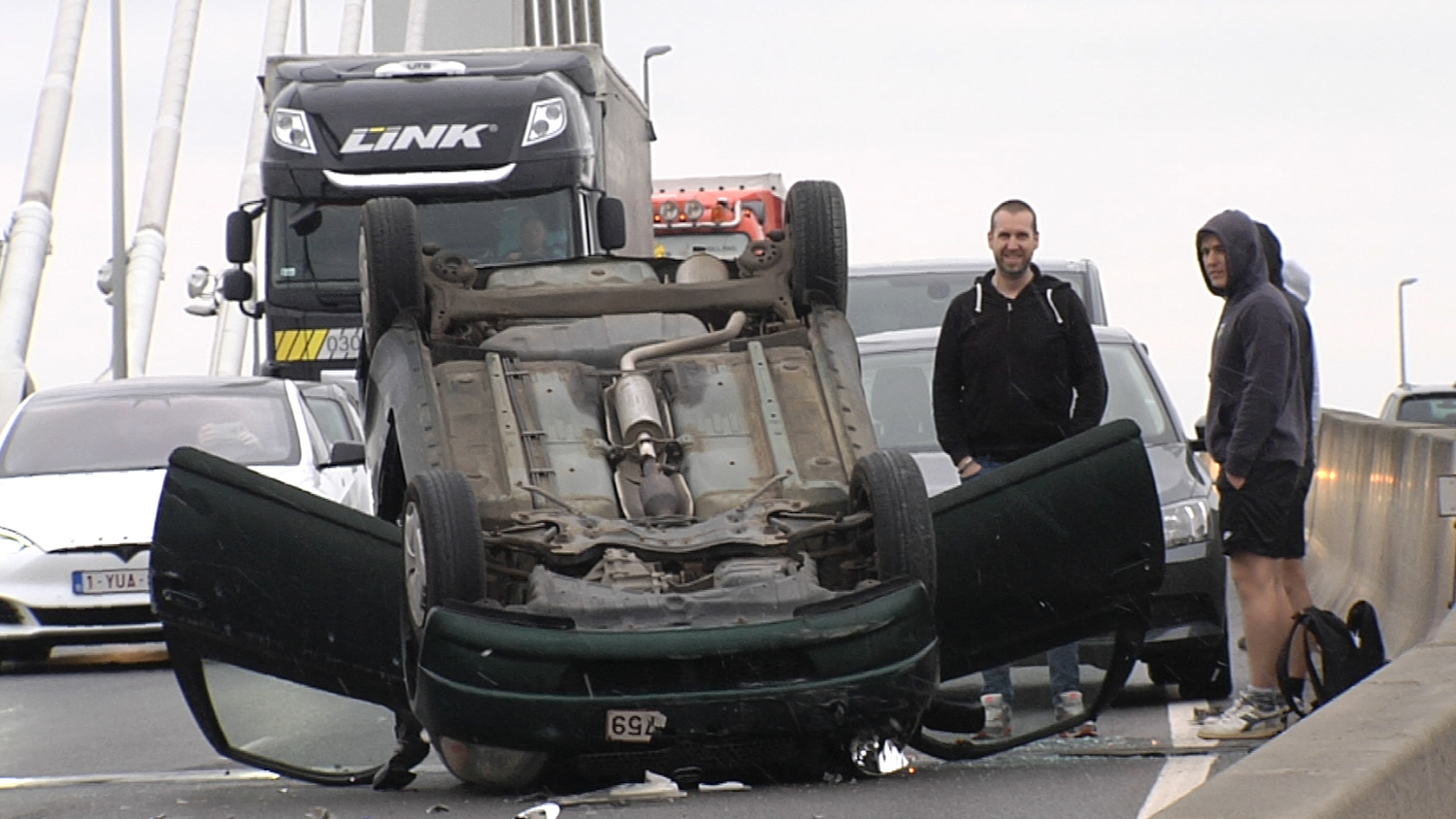 Veel hinder door ongeval op fly over in Geel | RTV