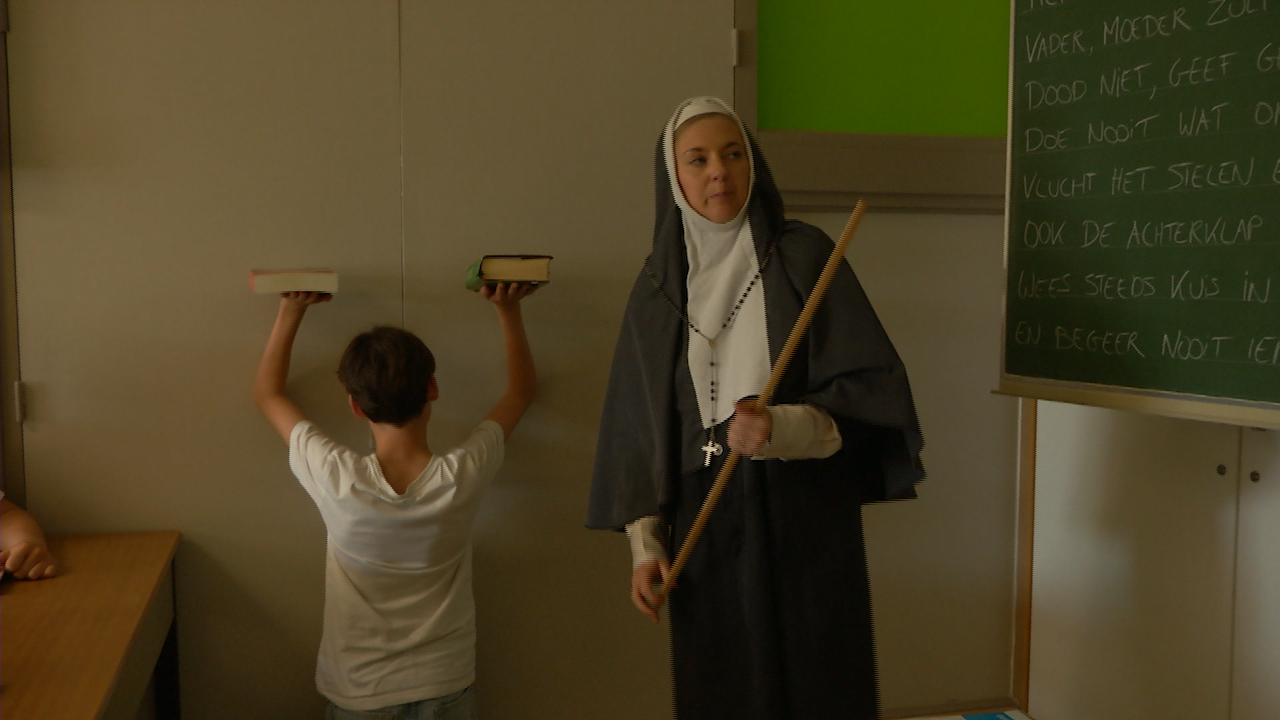 Ezelsoren en tik op de vingers, TISP gaat 100 jaar terug in de tijd | RTV