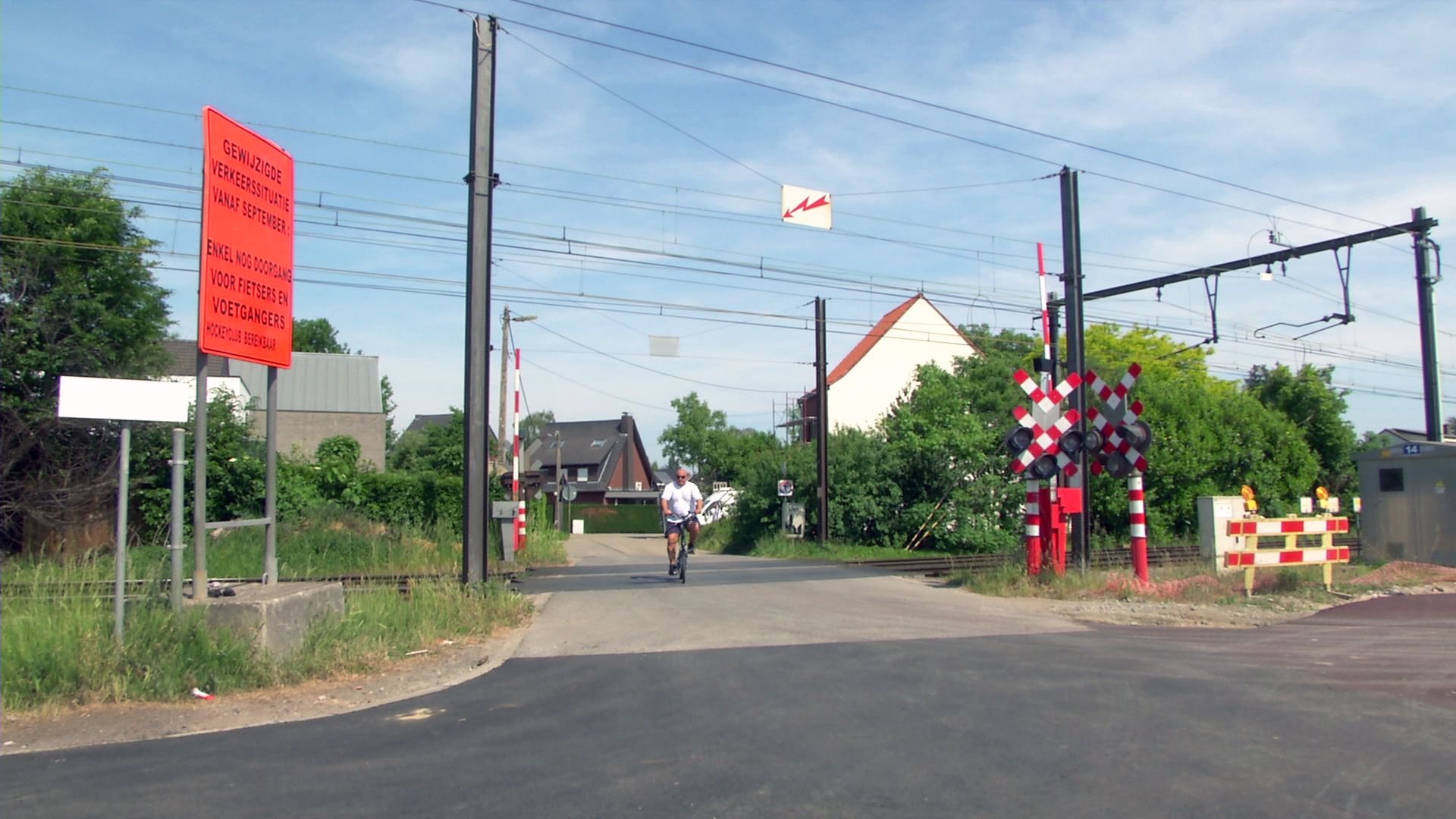 Overweg Ernest Claeslaan in Lier blijft dan toch open | RTV