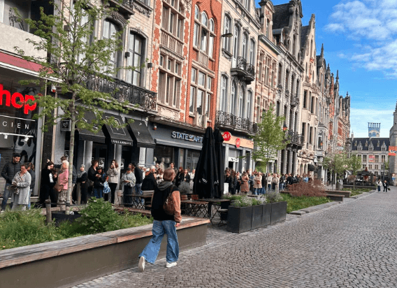 Lange rij voor uitverkoop Casa-winkel Mechelen | RTV