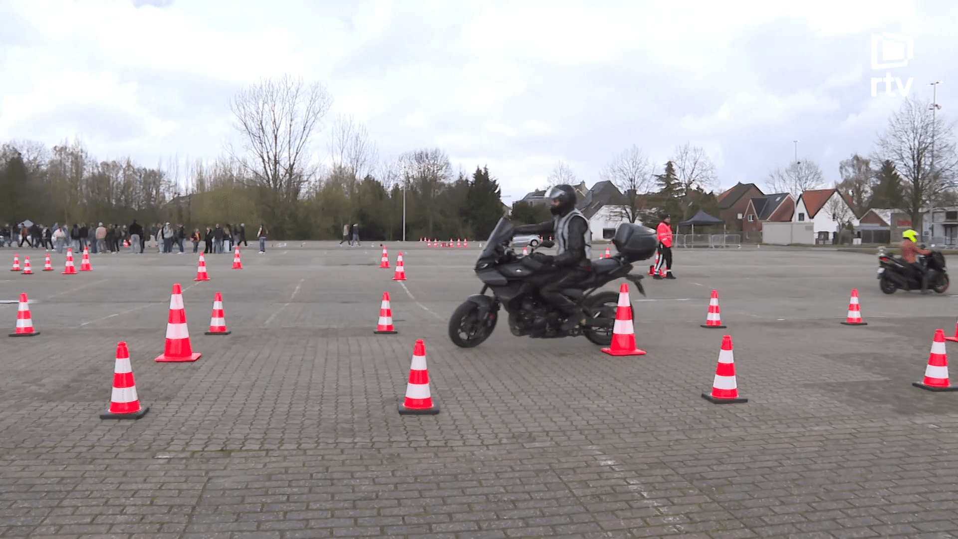 100 motorijders doen behendigheidstest voor Dag van de Motorrijder | RTV