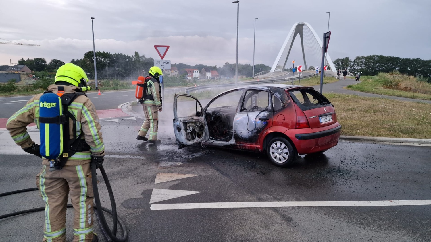 Auto brandt plots uit in Herentals | RTV