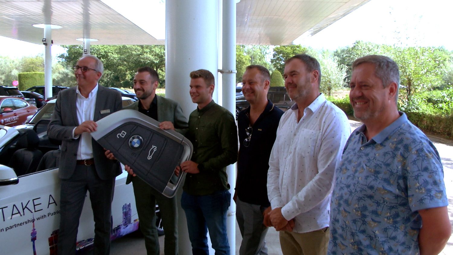 BMW Group schenkt leswagen aan VTI Lier | RTV