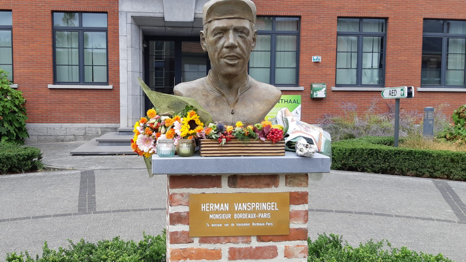 Rouwregister en bloemen voor Herman Vanspringel in gemeentehuis ...