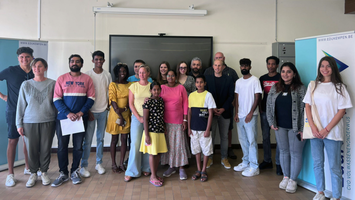 116 anderstaligen krijgen diploma na taalbad Nederlands | RTV