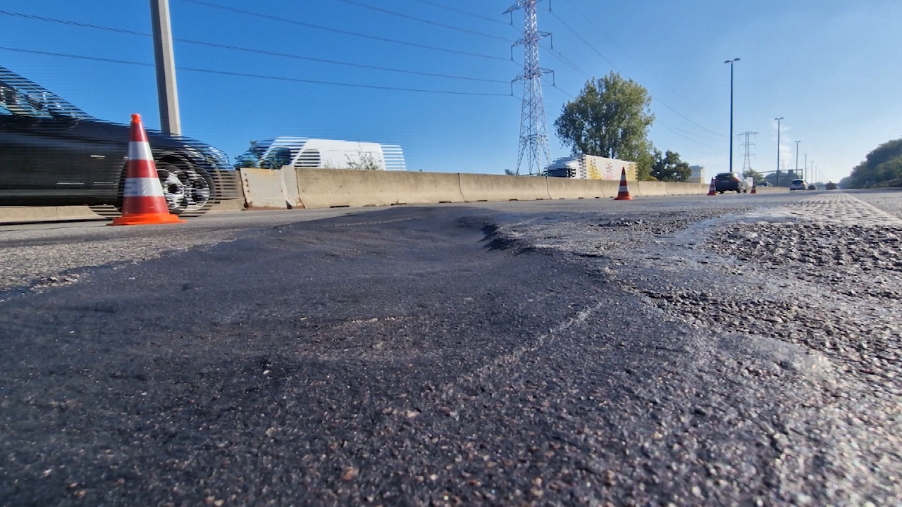 Gat in de weg zorgt voor veel hinder op E313 snelweg | RTV