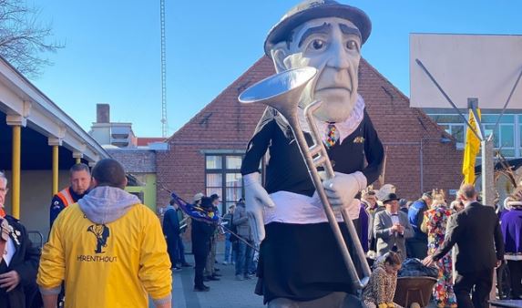 Peer Stoet feest nieuwe magazijnen in | RTV