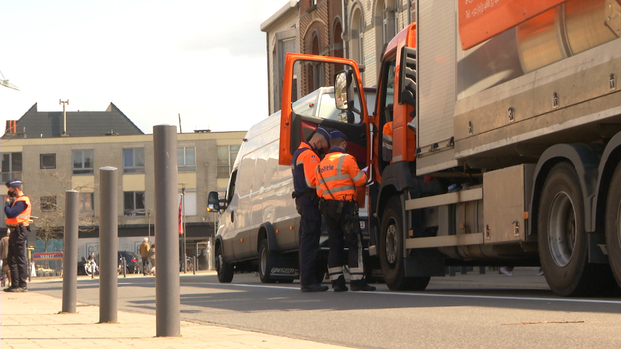Geen rijbewijs, dronken achter het stuur en lege bierblikjes naast ...