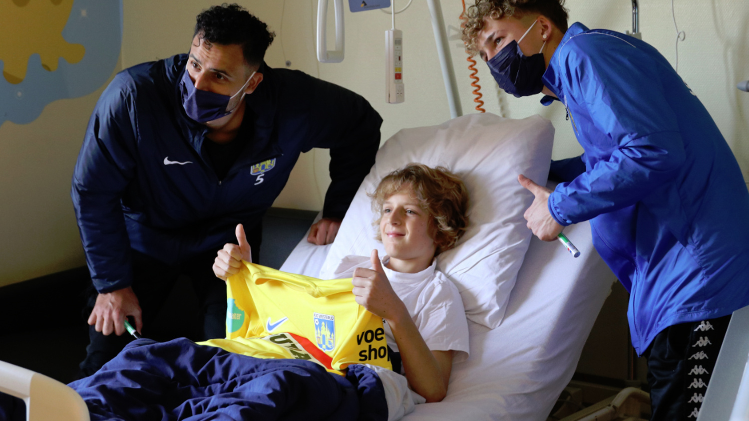 KVC Westerlo-spelers Nacer Chadli en Griffin Yow bezoeken Geelse ...