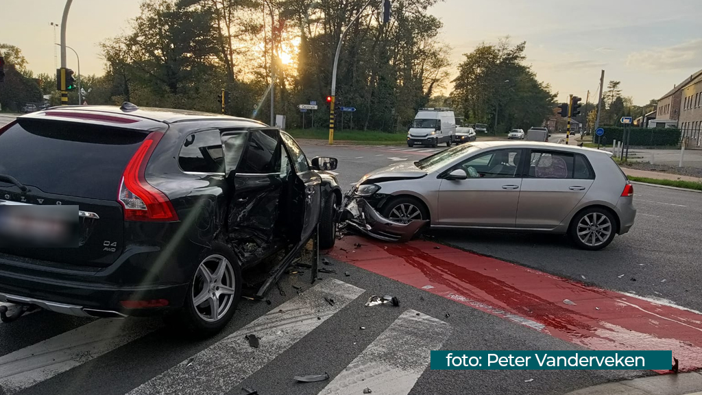 Twee gewonden bij botsing op kruispunt | RTV