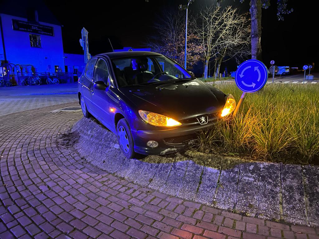 Opvallend: auto belandt op rondpunt in Grobbendonk | RTV