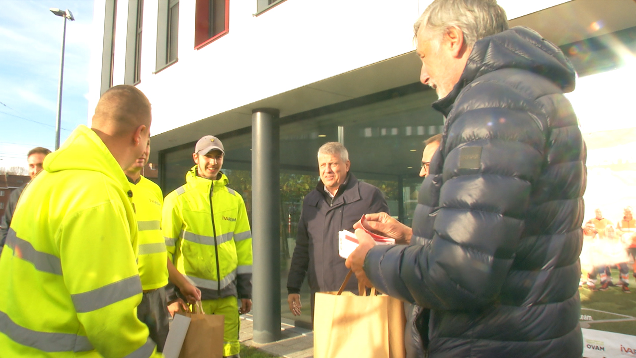 Ivarem trakteert afvalophalers: "Ze lopen wekelijks een marathon" | RTV
