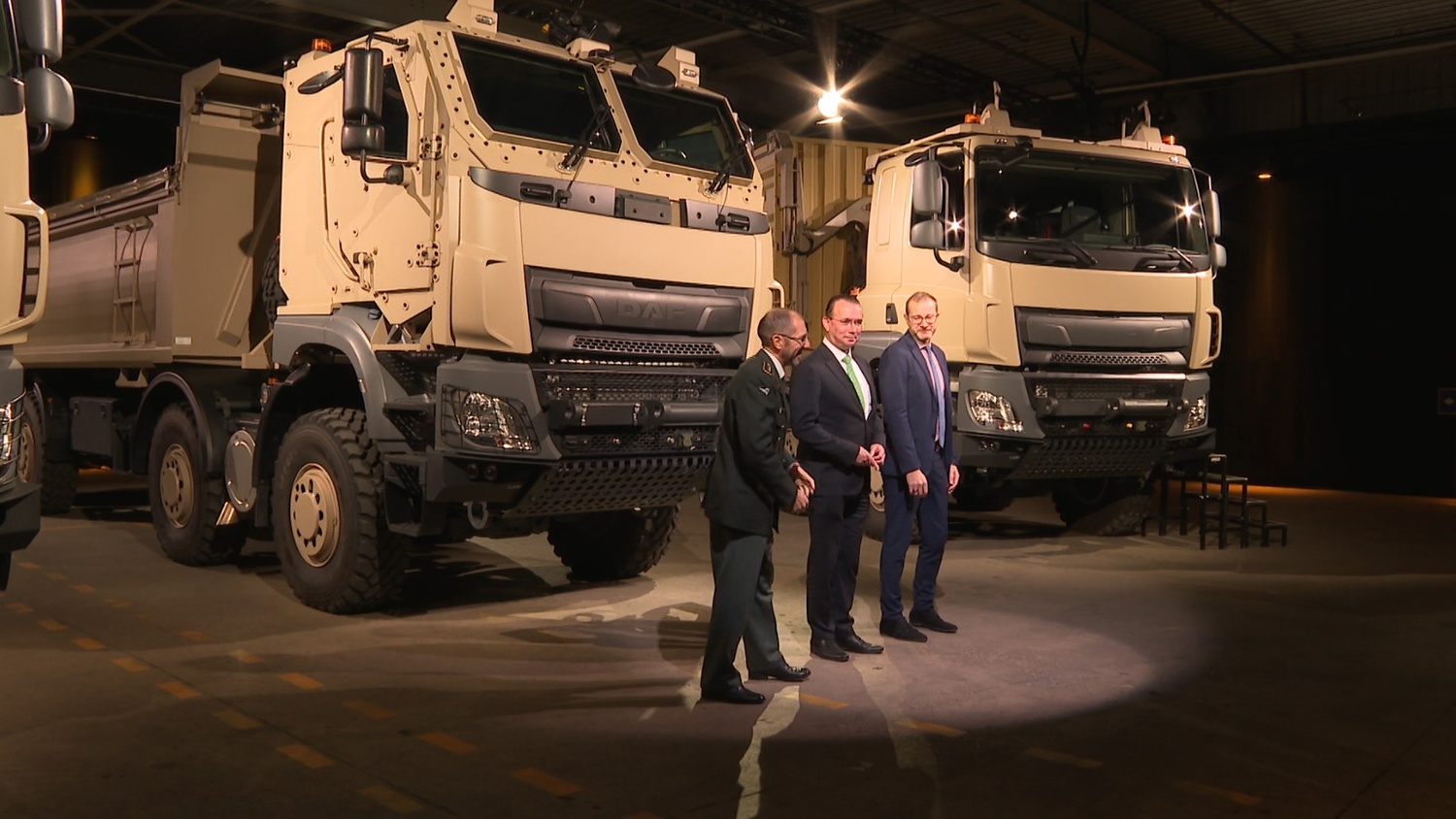 DAF levert eerste militaire trucks aan Defensie | RTV