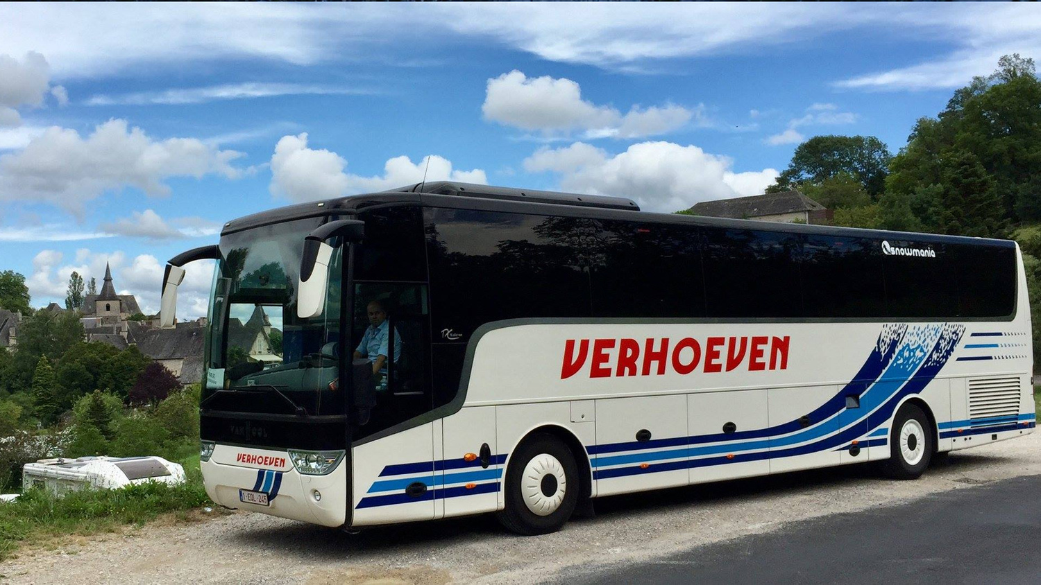 Touringcar van Verhoeven rijdt zich vast in Den Haag | RTV