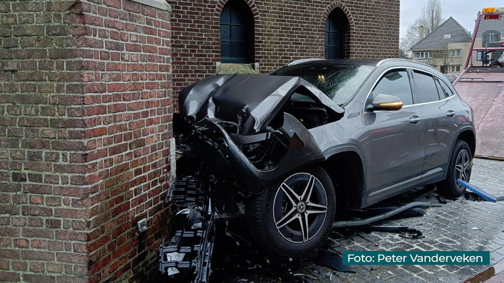 Elektrische auto crasht tegen kerk van Dessel | RTV