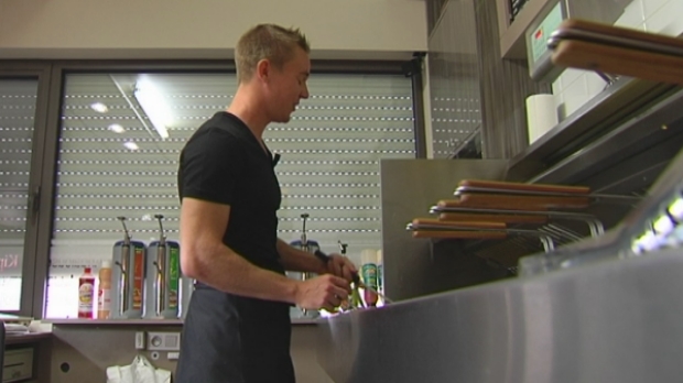 Ex-wielrenner Kevin Peeters (28) is nu friturist | RTV