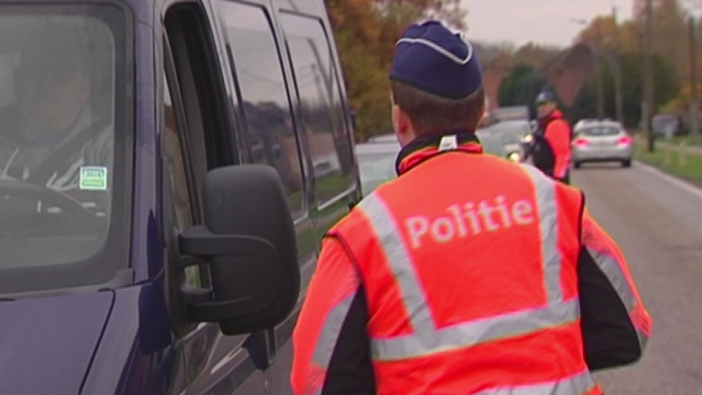 Tegen de lamp na verkeerscontrole: werkstraf en boete voor drugsdealer ...