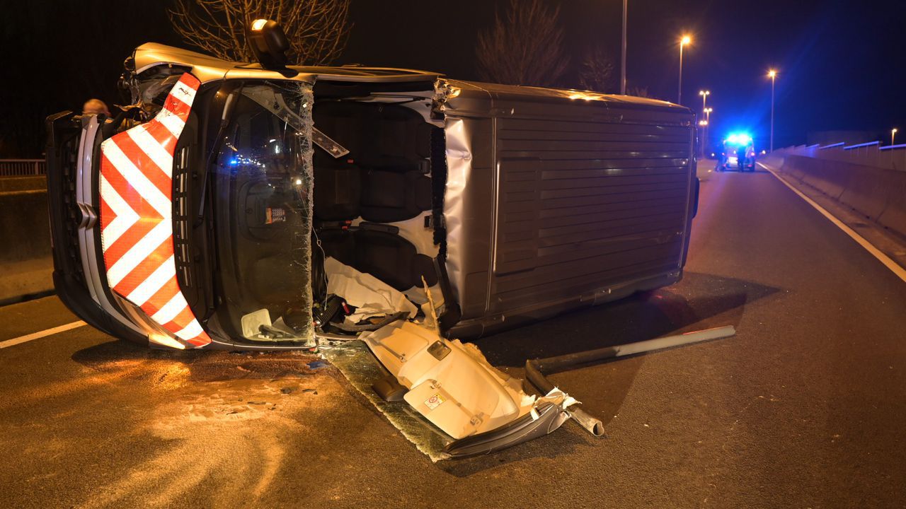 Auto crasht tegen vangrail en belandt op z'n zijkant op N16 | RTV