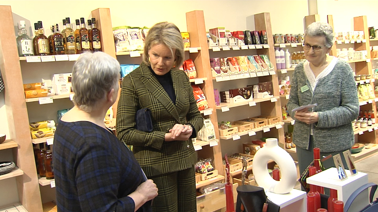 Koningin Mathilde bezoekt Mechelse wereldwinkel: allebei 50 jaar jong | RTV