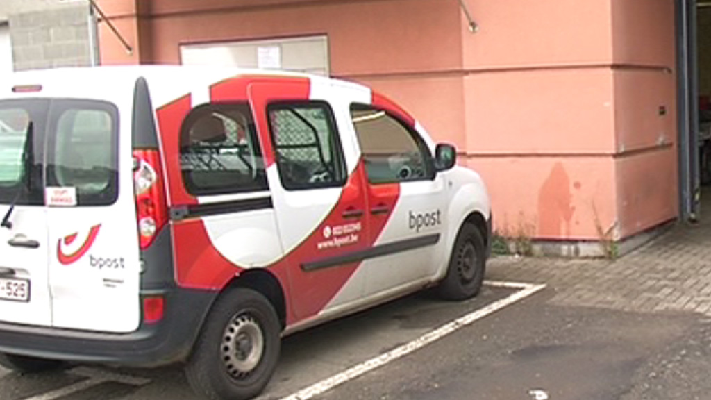 Auto van bpost belandt in gracht: bestuurster gewond | RTV