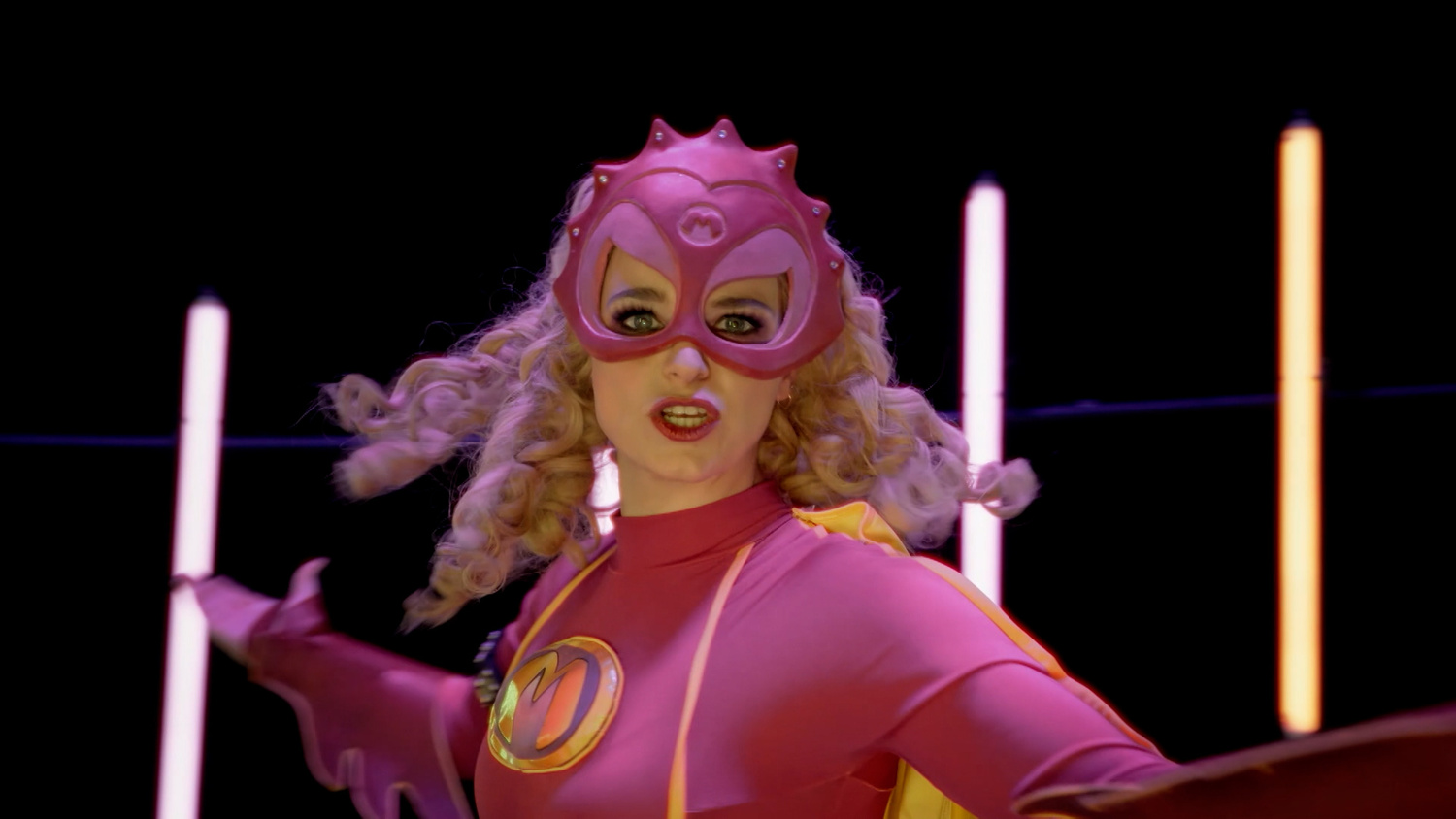 Lotte Stevens schittert in eerste videoclip als Mega Mindy | RTV