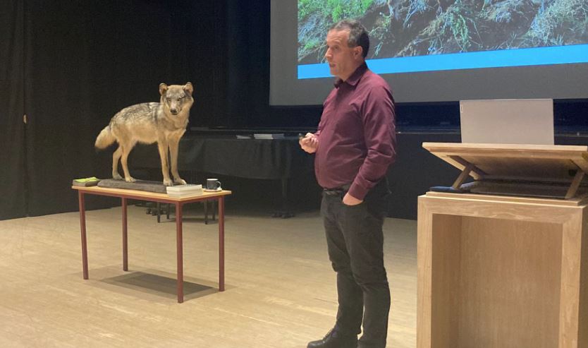 Jan Loos geeft lezing over de Wolf in Molse school | RTV