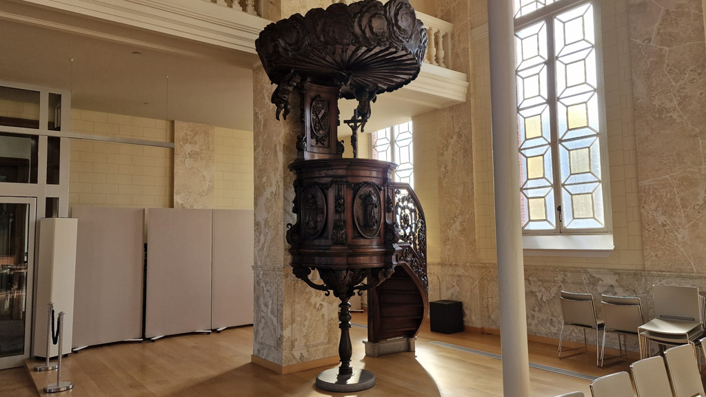 Preekstoel van BimSem na 82 jaar terug thuis | RTV