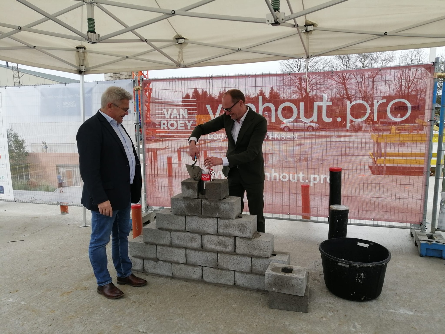 VIDEO: Ben Weyts legt eerste steen van nieuwe turnzaal in Dessel | RTV