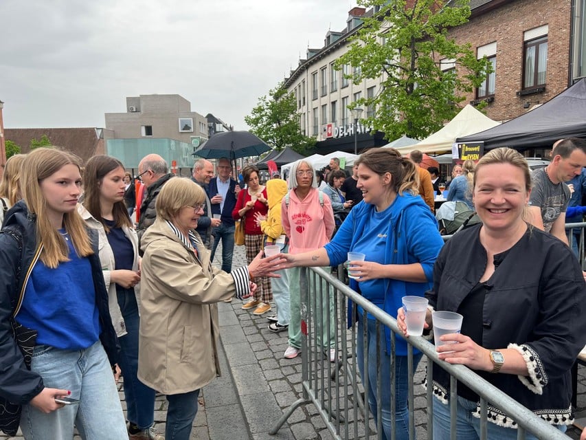 Hidrodoe vestigt wereldrecord kraantjeswater drinken op 922 drinkers | RTV